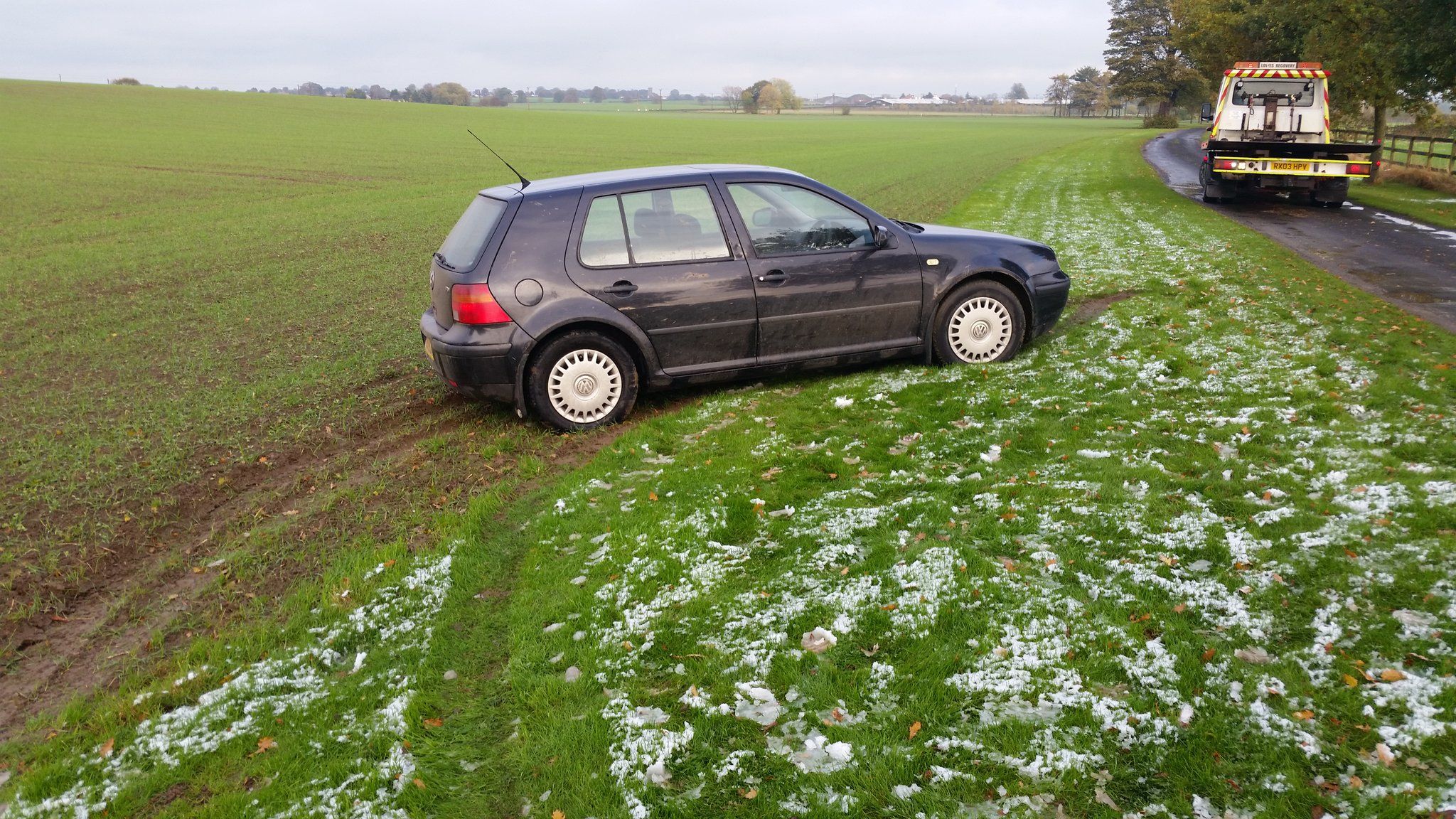 22 Hilarious Pictures Of Cars Stuck In Mud