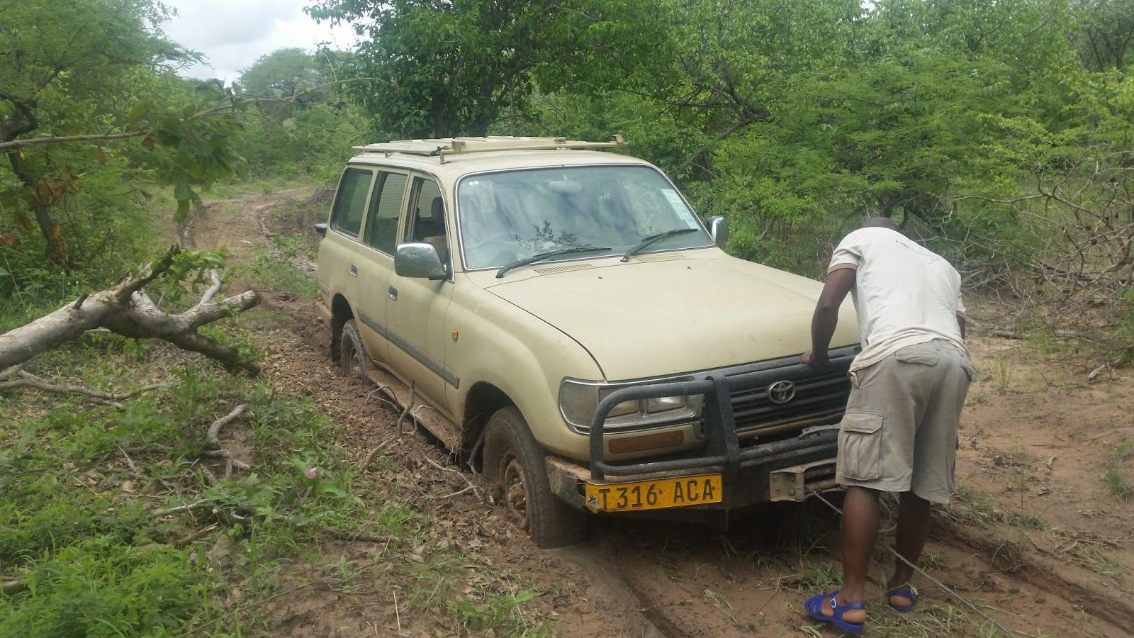 22 Hilarious Pictures Of Cars Stuck In Mud