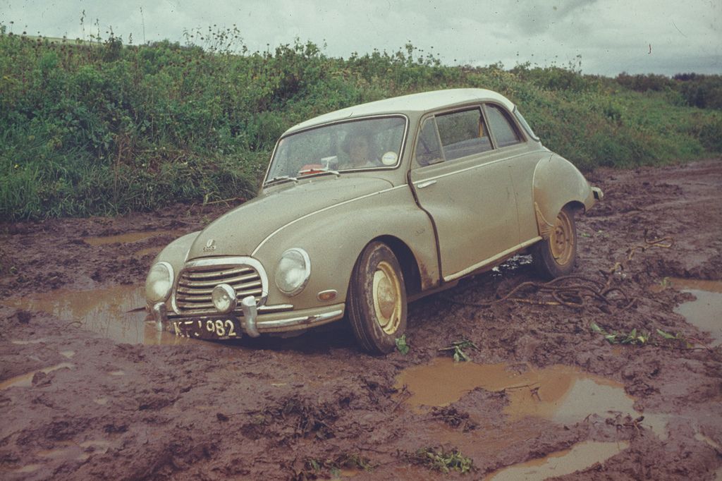 22 Hilarious Pictures Of Cars Stuck In Mud