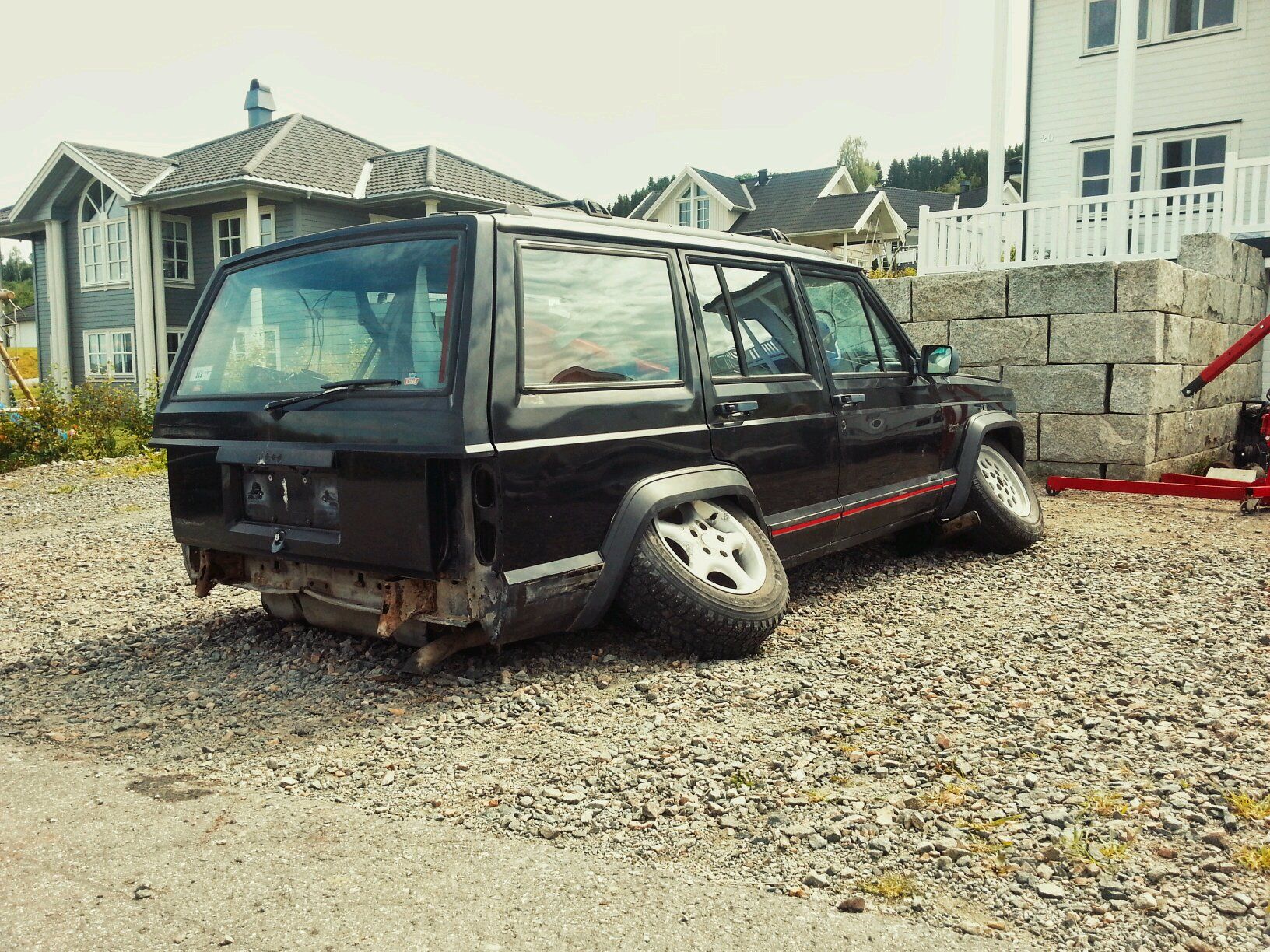 10 Slammed Off-Roaders (And 10 Lifted Sports Cars) That Make Zero Sense