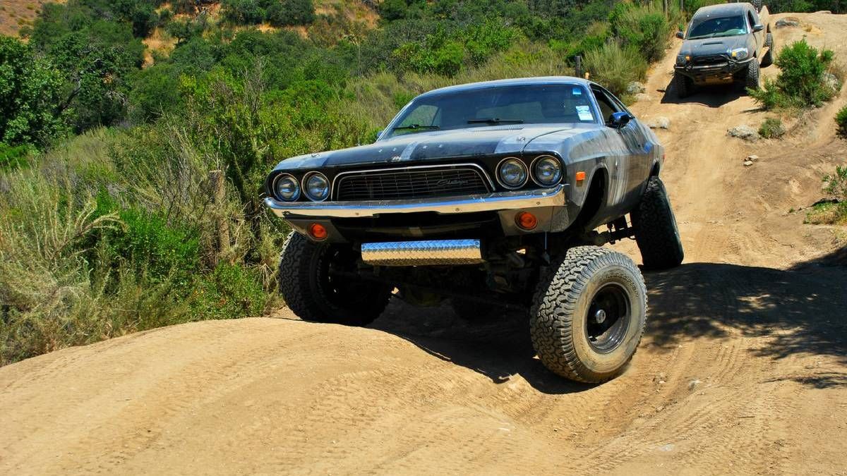 10 Slammed Off-Roaders (And 10 Lifted Sports Cars) That Make Zero Sense