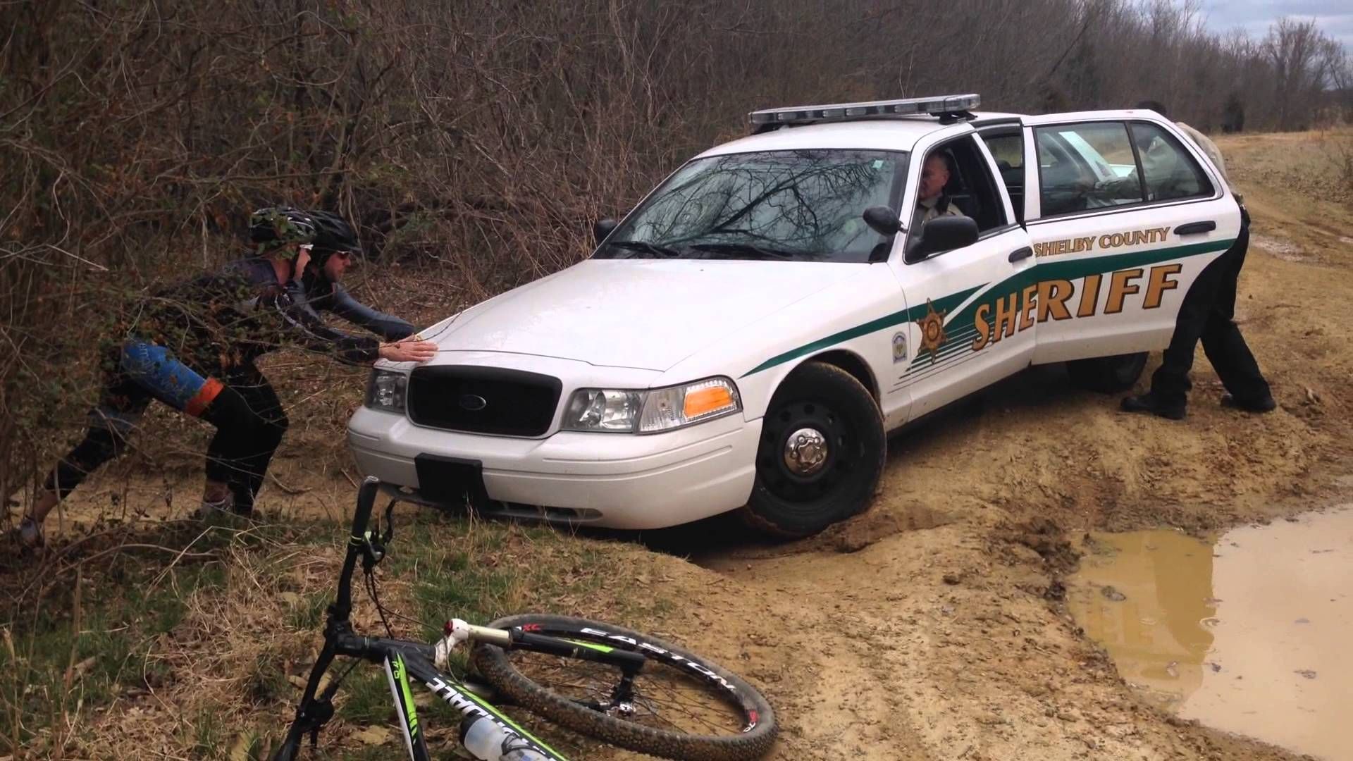 22 Hilarious Pictures Of Cars Stuck In Mud
