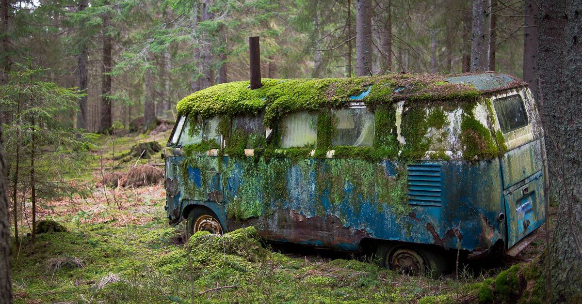 17 Mysterious Photos Of RVs Left To Rust