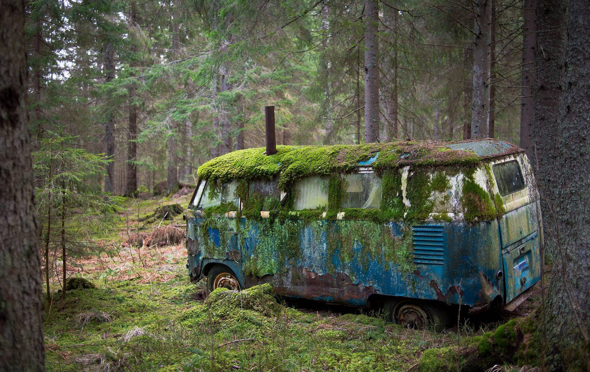 17 Mysterious Photos Of RVs Left To Rust