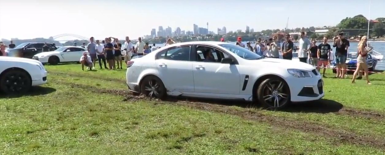 22 Hilarious Pictures Of Cars Stuck In Mud