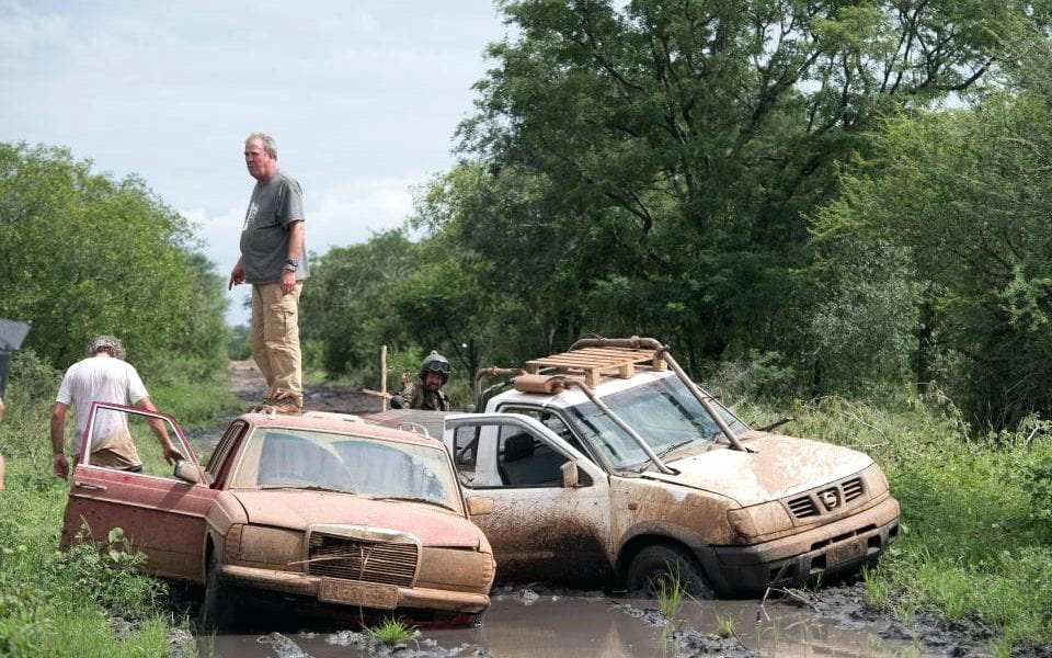 22 Hilarious Pictures Of Cars Stuck In Mud