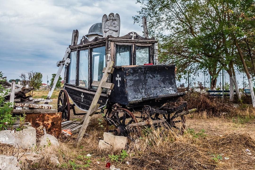 18 Spooky Pictures Of Deserted Hearses