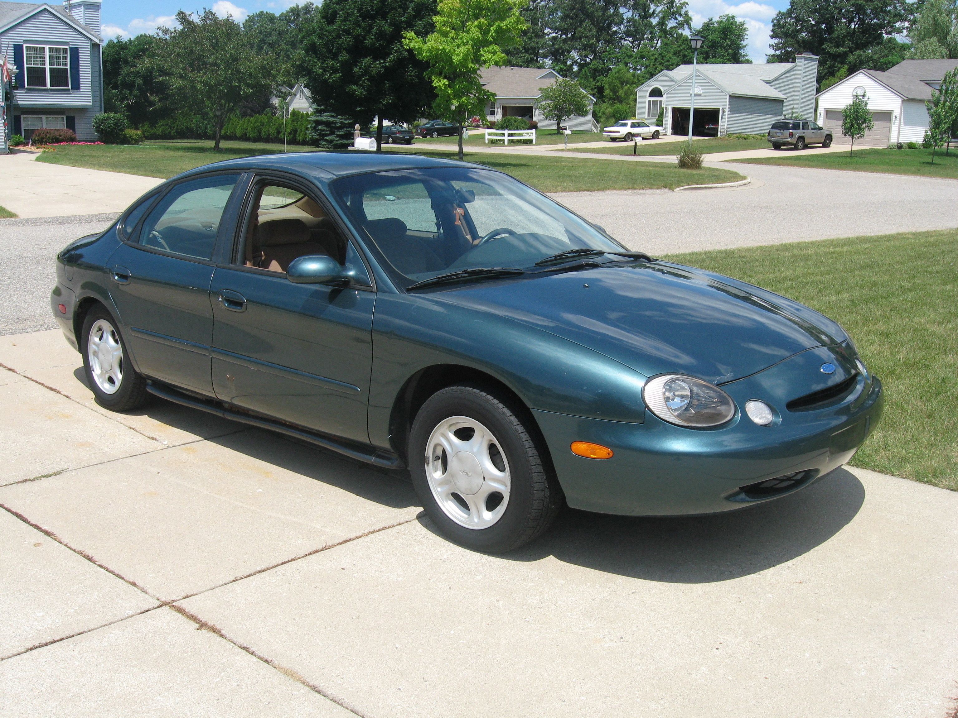 13 Ford Cars From The 1990s That Made No Sense (And 13 From The 2000s)