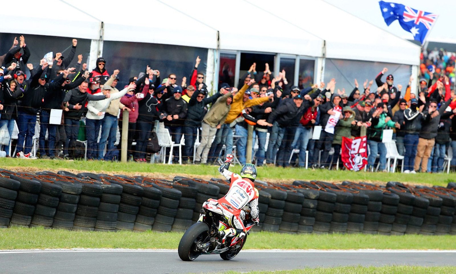 25 Photos From The Most Exhilarating Motorbike Races Across The World