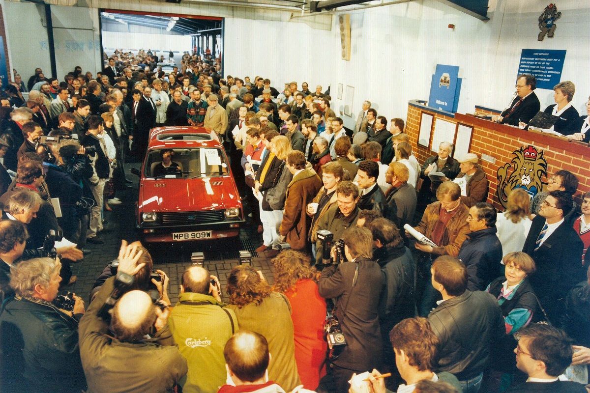 14 Regal Photos Of The Royal Family And Their Cars