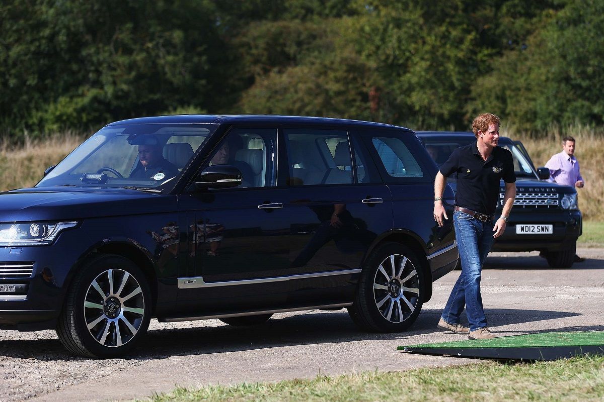 14 Regal Photos Of The Royal Family And Their Cars