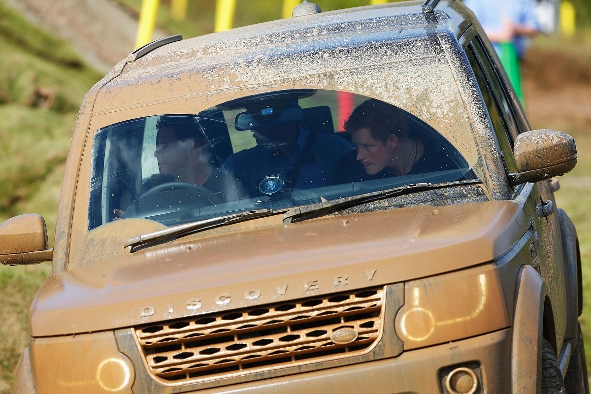 14 Regal Photos Of The Royal Family And Their Cars