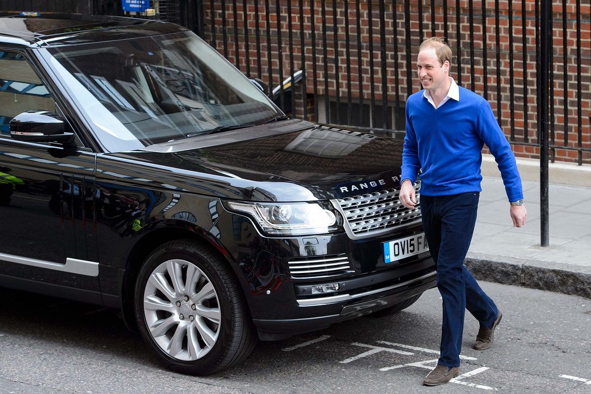 14 Regal Photos Of The Royal Family And Their Cars