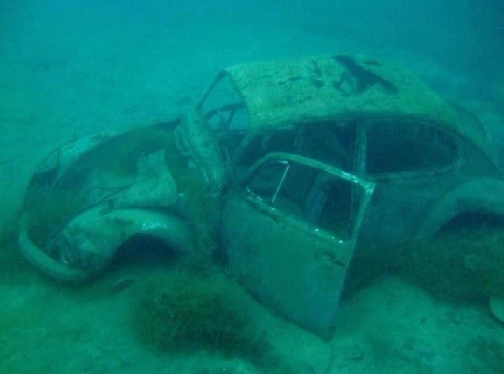 10 Sad Photos Of Cars Discovered Underwater (5 Found In Deserts)