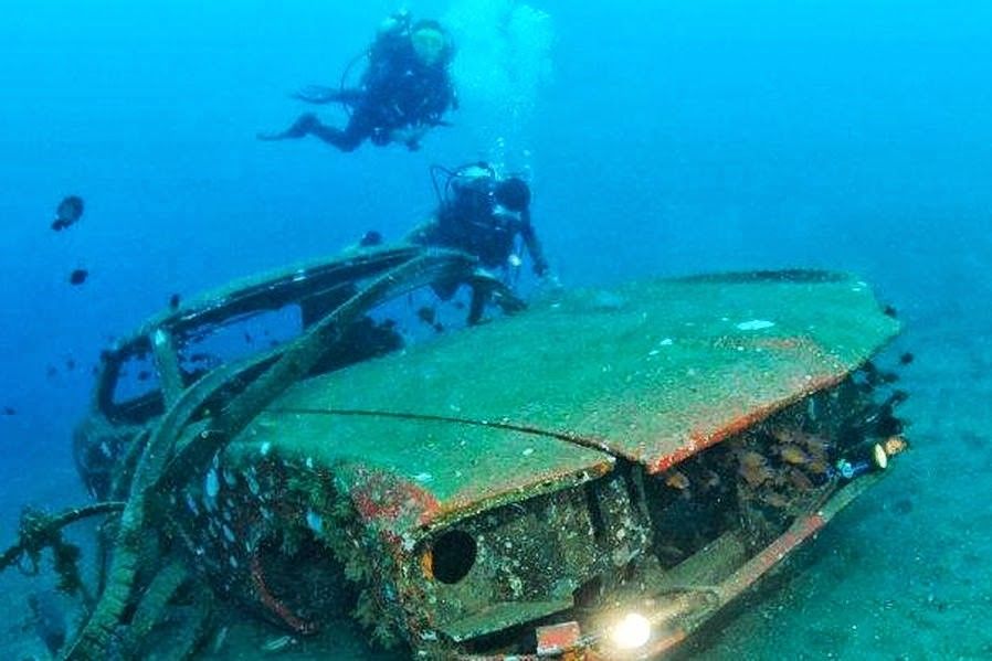 10 Sad Photos Of Cars Discovered Underwater (5 Found In Deserts)