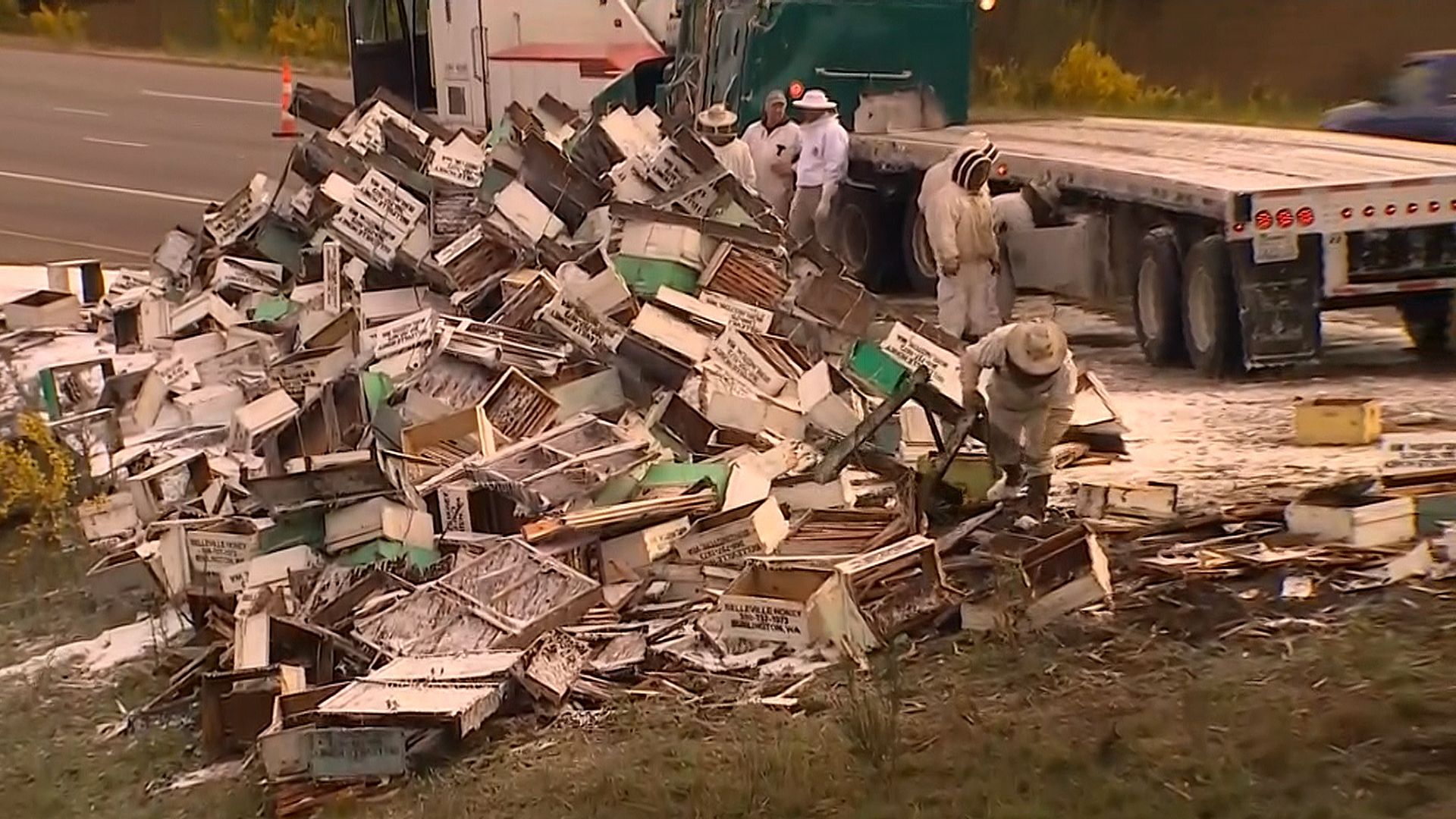 15 Photos Of Weird And Ridiculous Semi Truck Spills