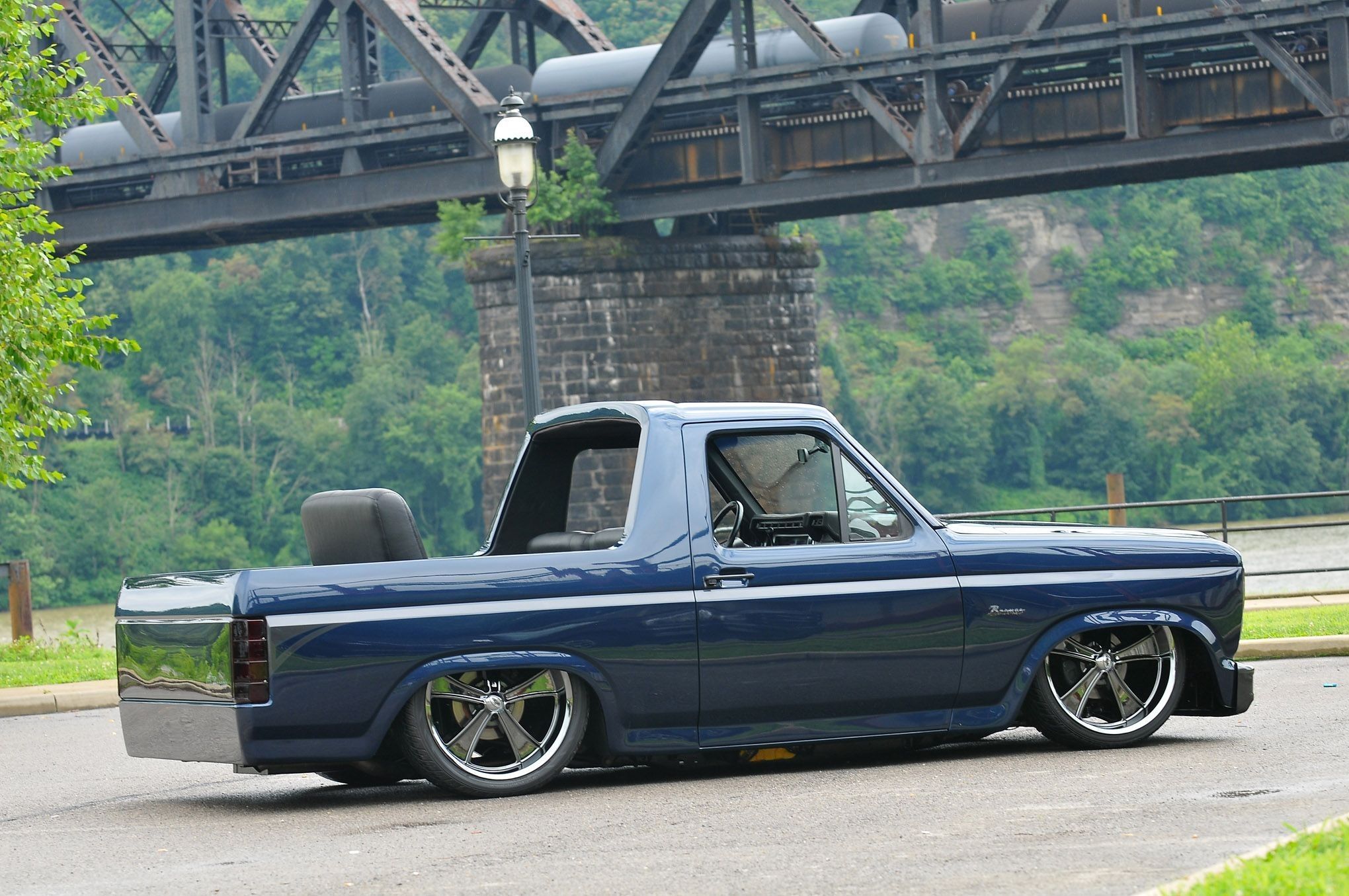 10 Photos Of Slammed SUVs And Trucks That Actually Look Good