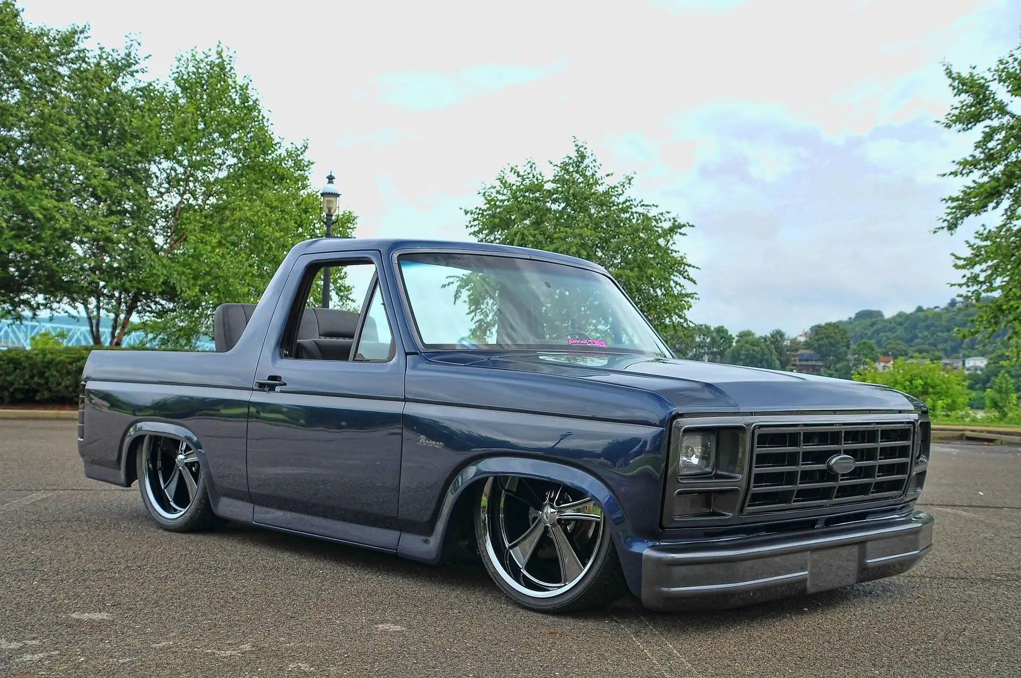 10 Photos Of Slammed SUVs And Trucks That Actually Look Good