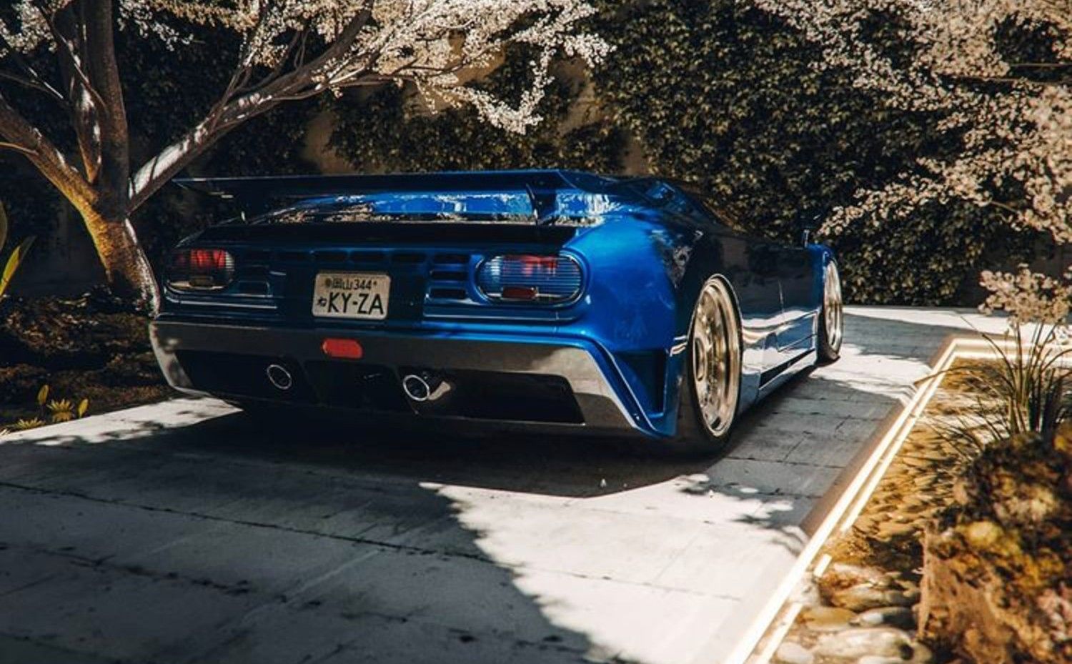 Slammed Bugatti EB110 Still Retains Its Dignity