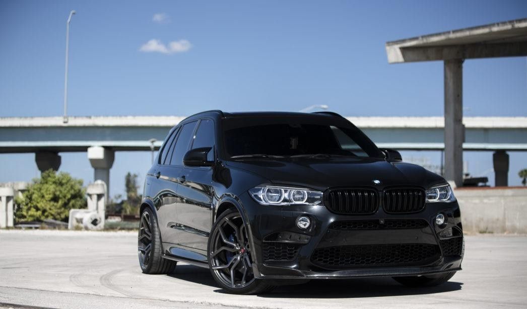 10 Photos Of Slammed SUVs And Trucks That Actually Look Good