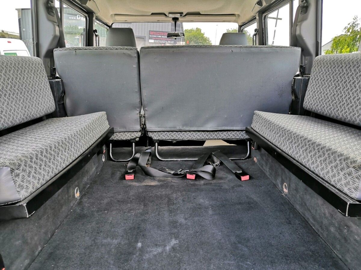 Here's The Coolest Features Of The Land Rover Defender