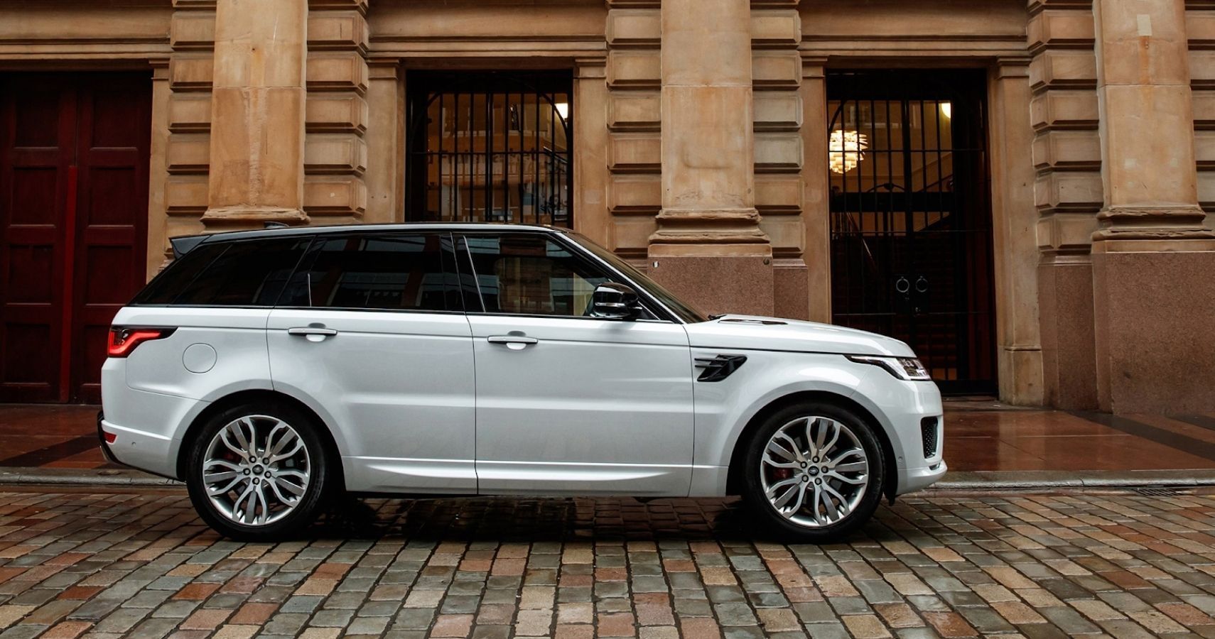Here's The Coolest Feature Of The Range Rover Sport
