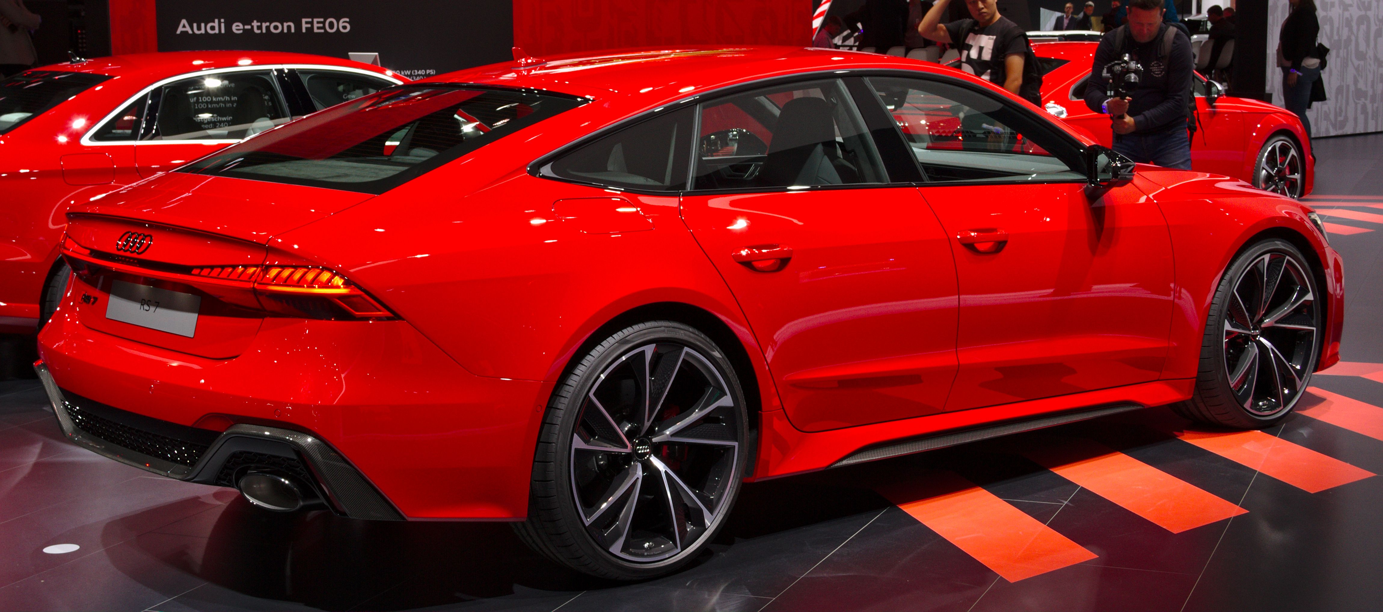 Here's How The Dodge Charger SRT Hellcat Compares With The Audi RS7