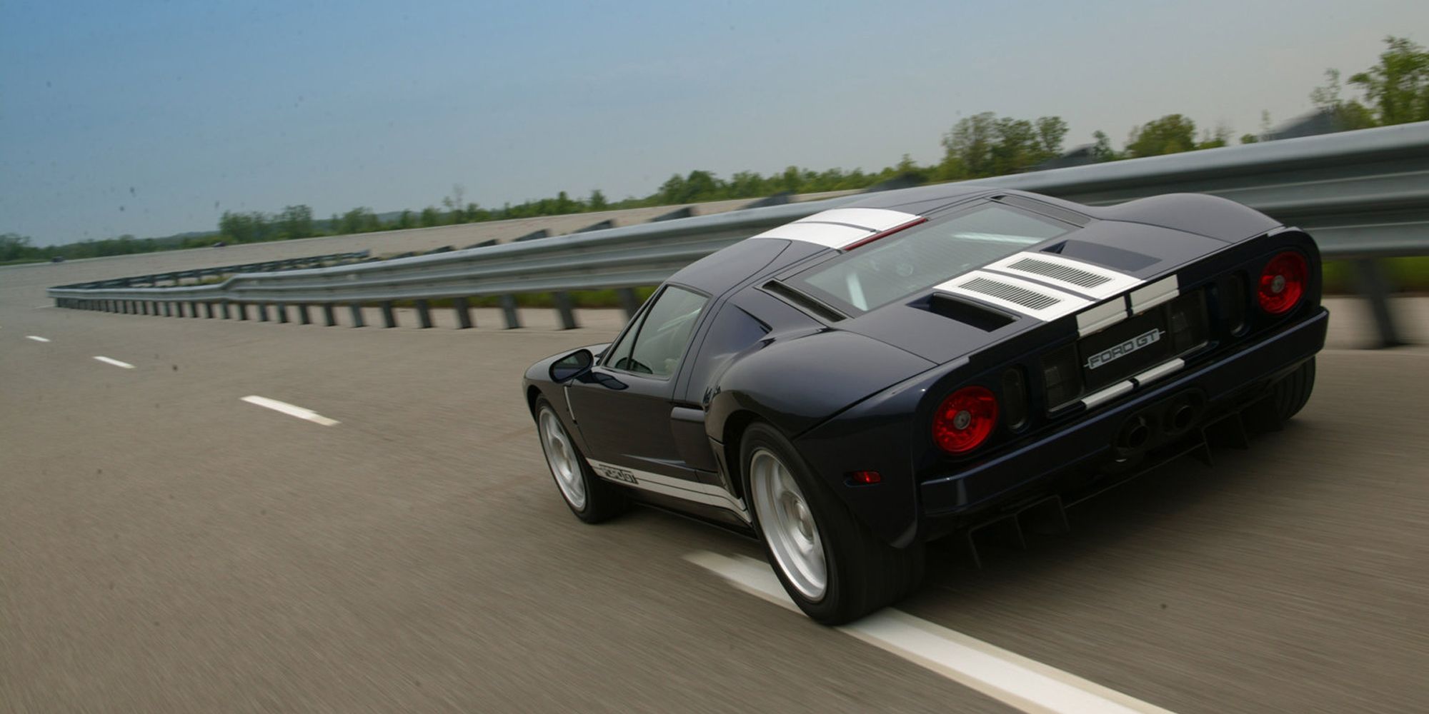 5 Reasons Why The New Ford GT Is Awesome (5 Reasons Why We'd Have The ...