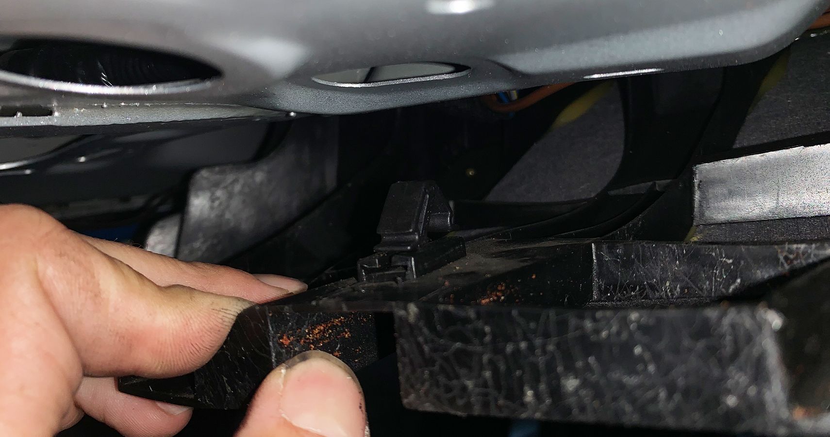 Porsche Cayenne Project: How To Replace The Rear Hatch And Glass Shocks