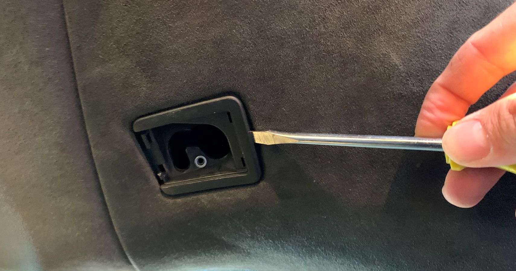 Porsche Cayenne Project: How To Replace The Rear Hatch And Glass Shocks