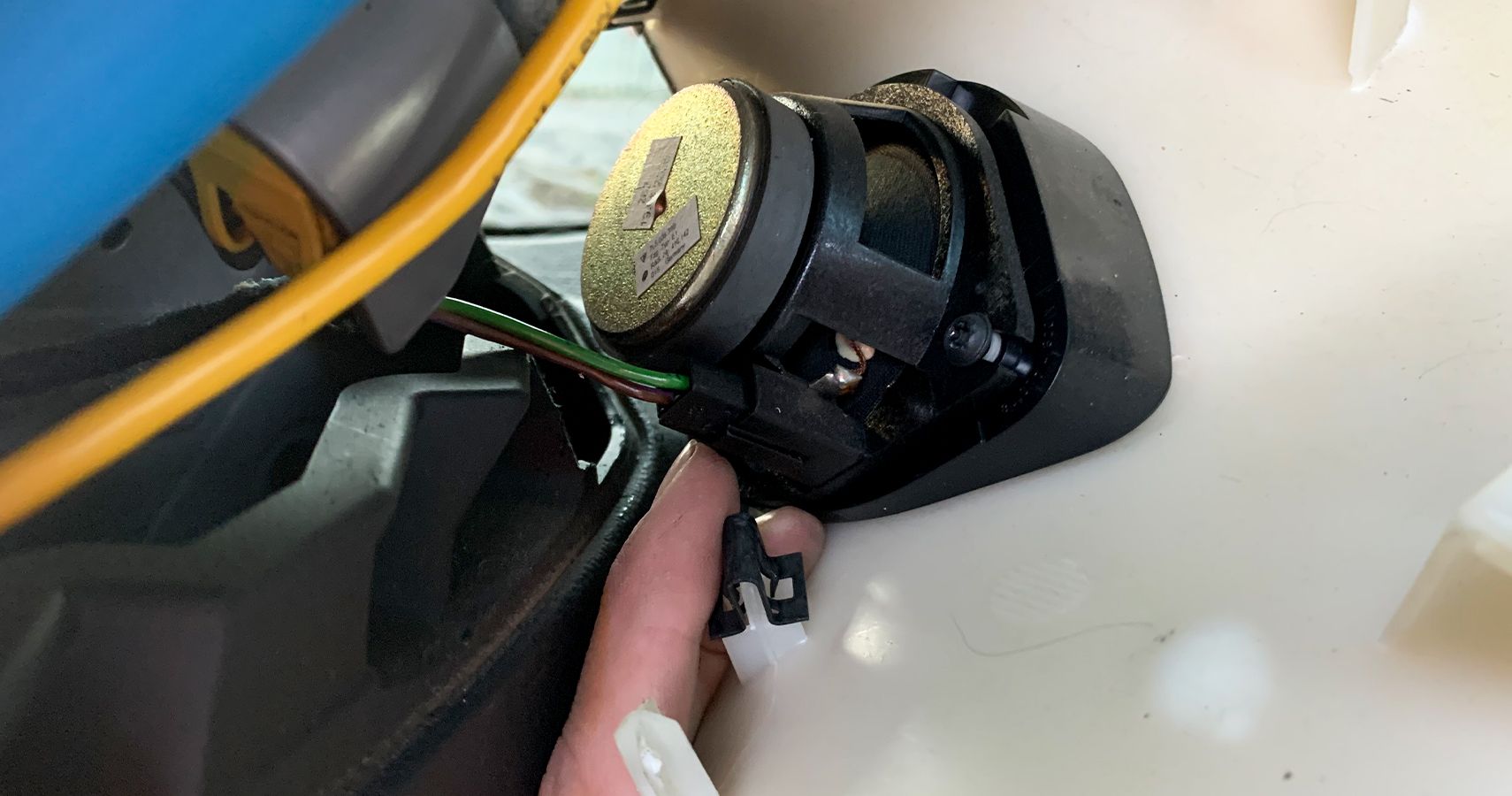 Porsche Cayenne Project: How To Replace The Rear Hatch And Glass Shocks