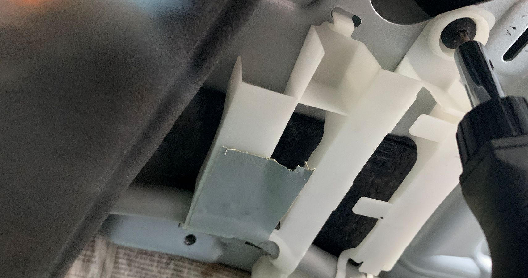 Porsche Cayenne Project: How To Replace The Rear Hatch And Glass Shocks