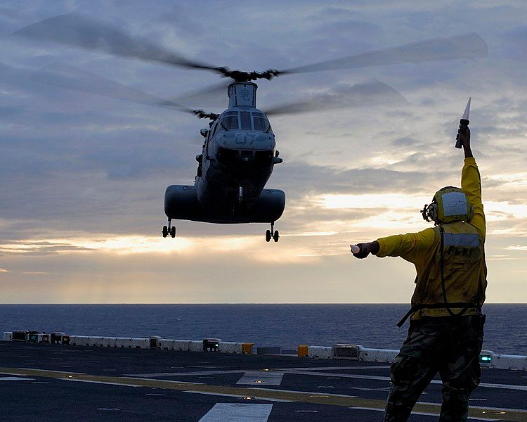 How pilots control helicopters to land on moving naval ships (Video)