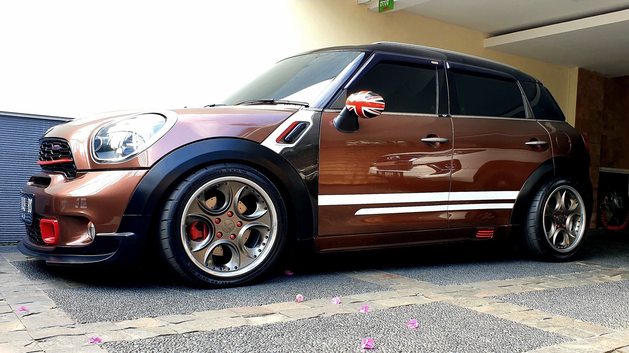 9 Boring SUVs And Crossovers That Look Awesome When Modified