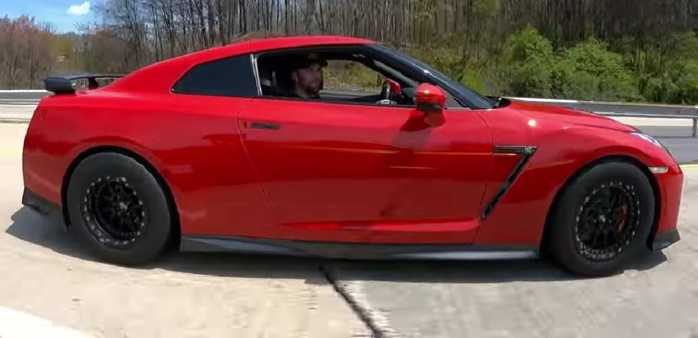 1,300-HP Twin Turbo Dodge Viper Races A Nissan GT-R