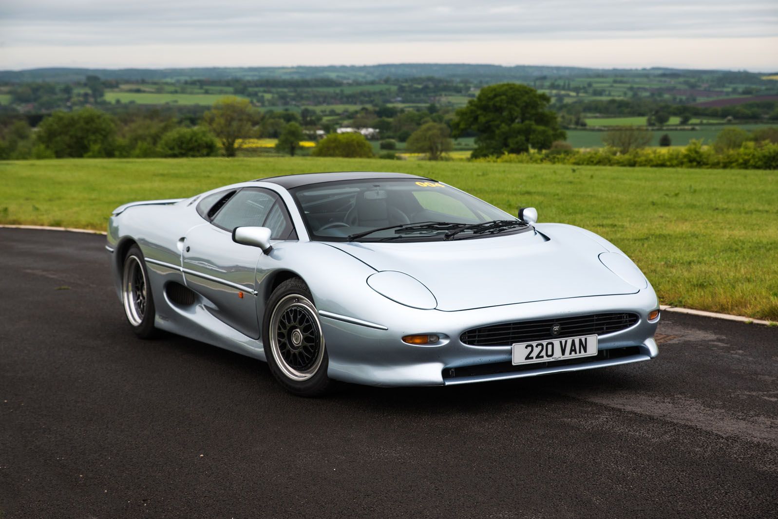 Supercar Icons: Jaguar XJ220 Vs Bugatti EB110