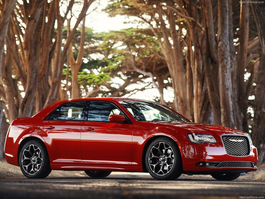 8 Things We Love About The Chrysler 300 (2 Reasons Why We Wouldn't Buy One)