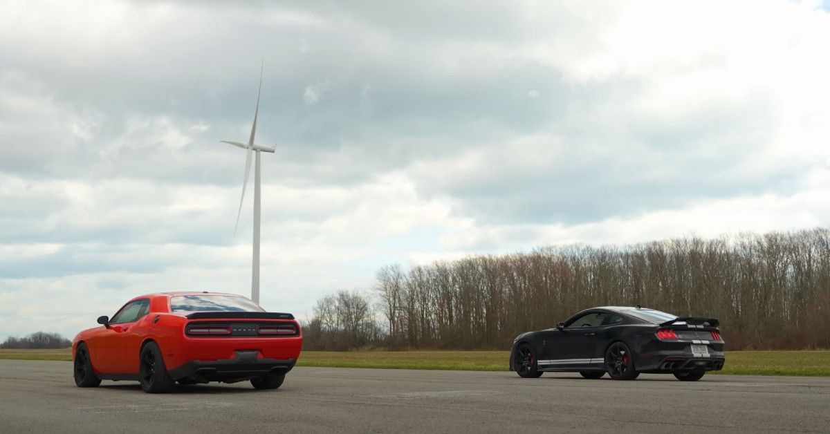 2022 Ford Shelby GT500 Vs A Dodge Challenger Hellcat In Drag Race