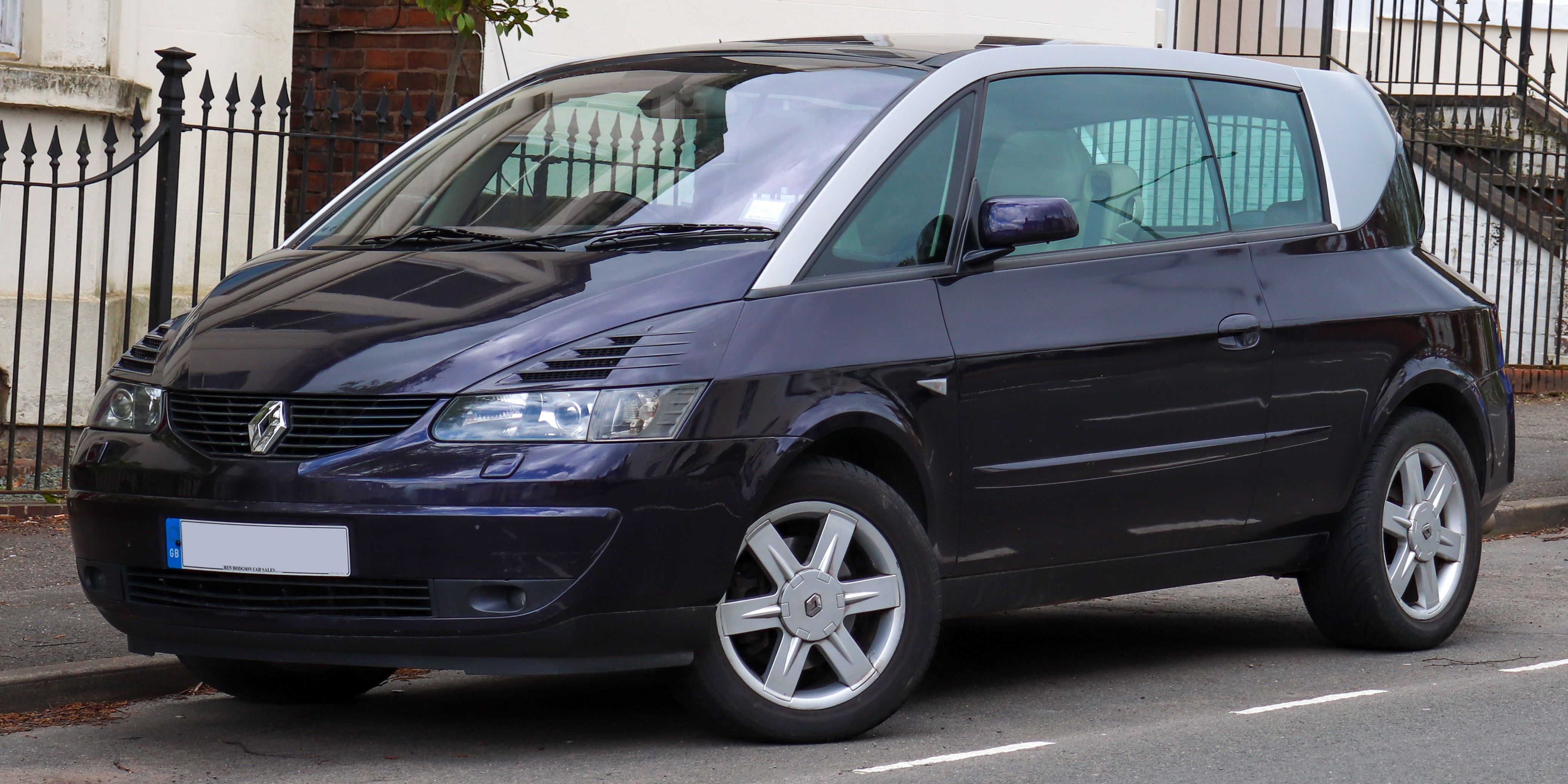 10 French Cars That Look Cool, But Should Never Be Bought By Anyone