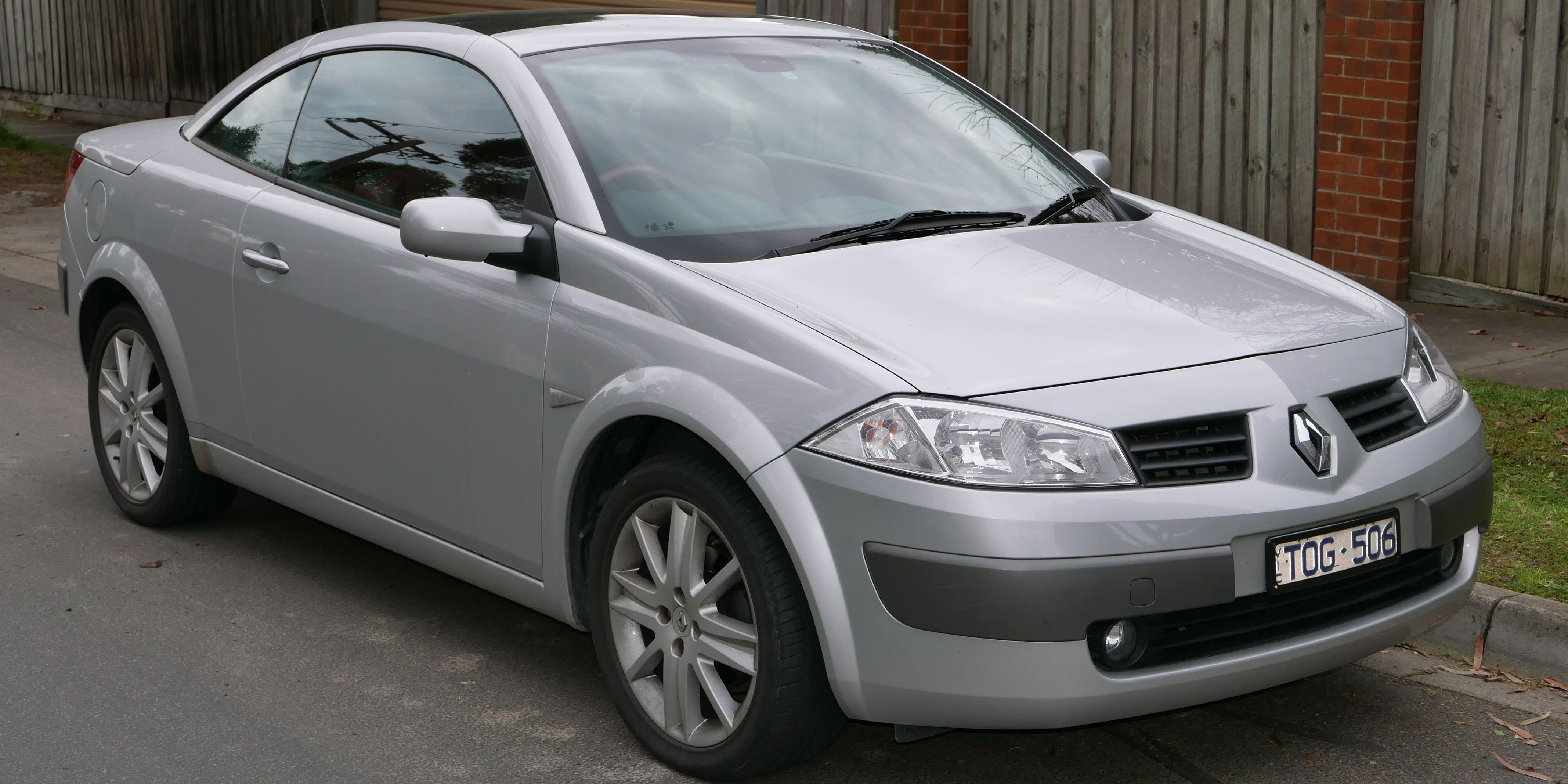 10 French Cars That Look Cool, But Should Never Be Bought By Anyone