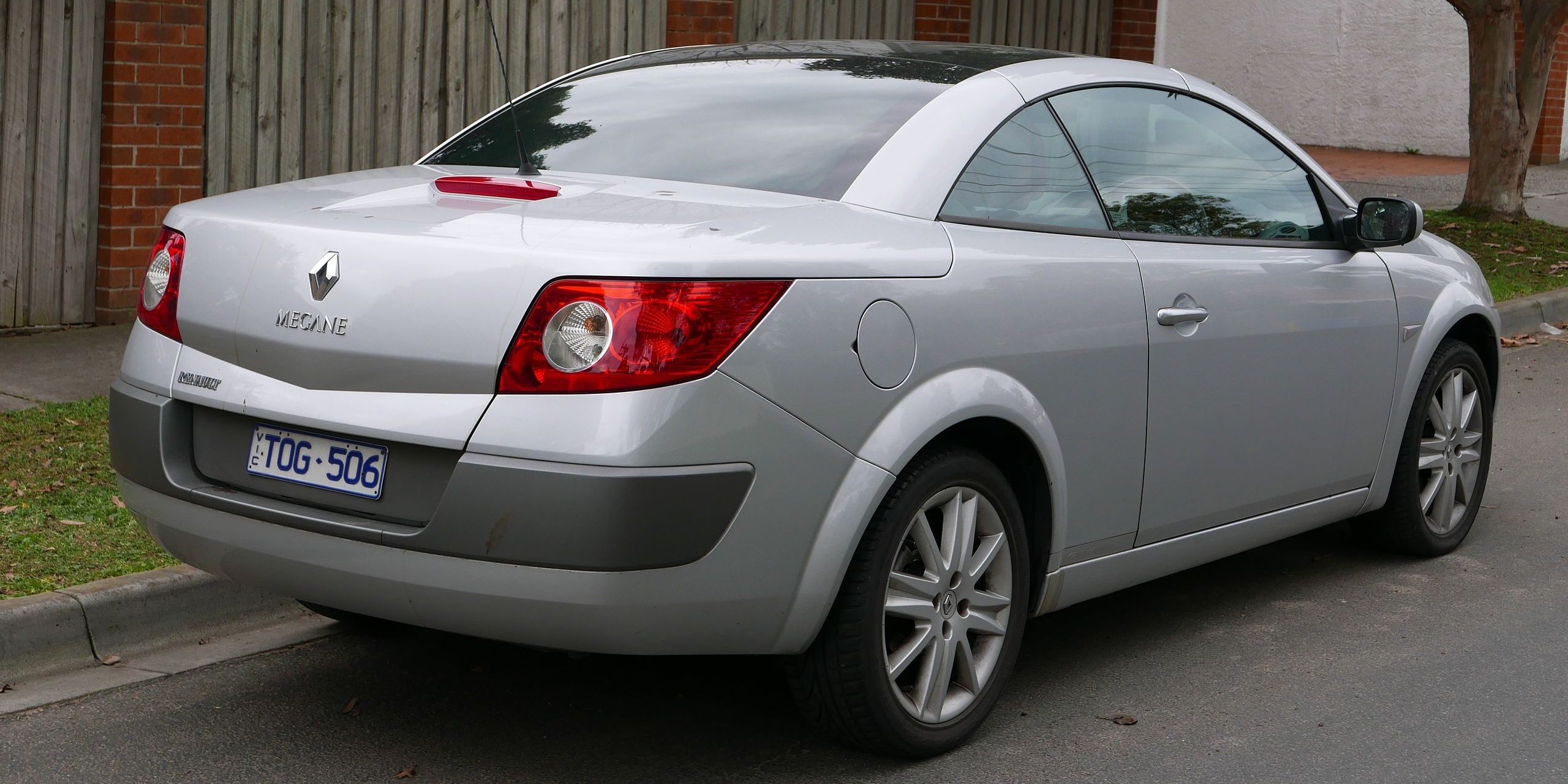 10 French Cars That Look Cool, But Should Never Be Bought By Anyone