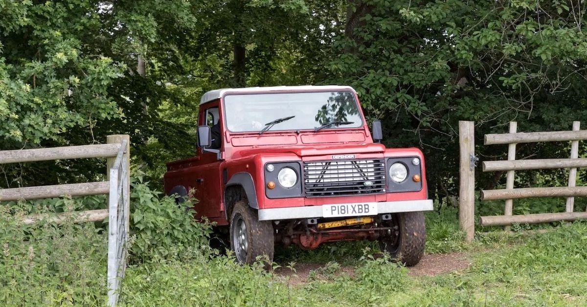 This Awesome Kit Turns Your Classic Land Rover Defender Into An EV