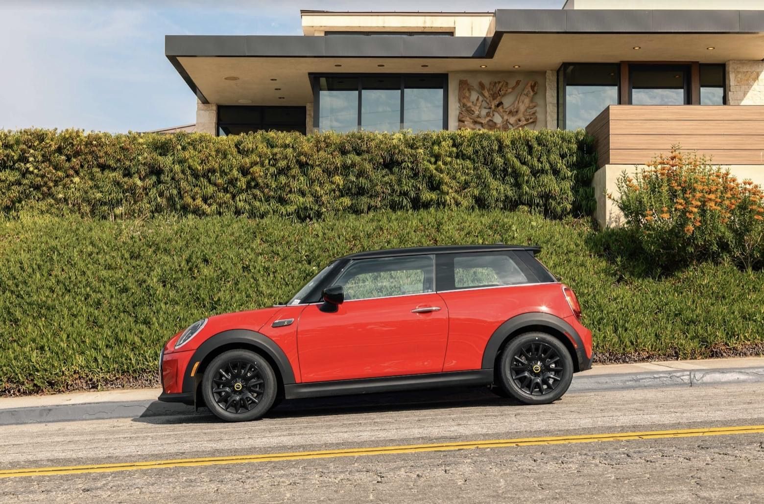 This Is Our Favorite Feature Of The 2022 Mini Cooper SE Hardtop