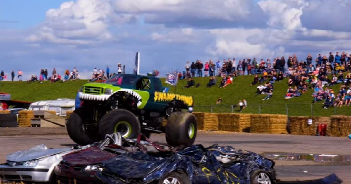 Nothing Can Stop This Massive Ford F-350 Super Duty Pickup