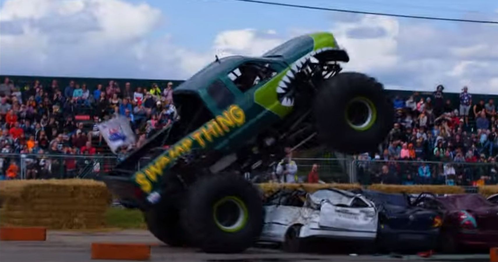 Nothing Can Stop This Massive Ford F-350 Super Duty Pickup