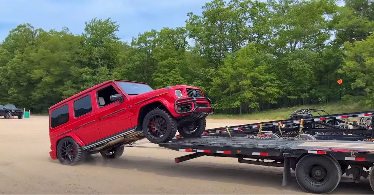 Watch This 1,000-HP Mercedes-Benz AMG G-Wagon Tear Up The Desert With Ease