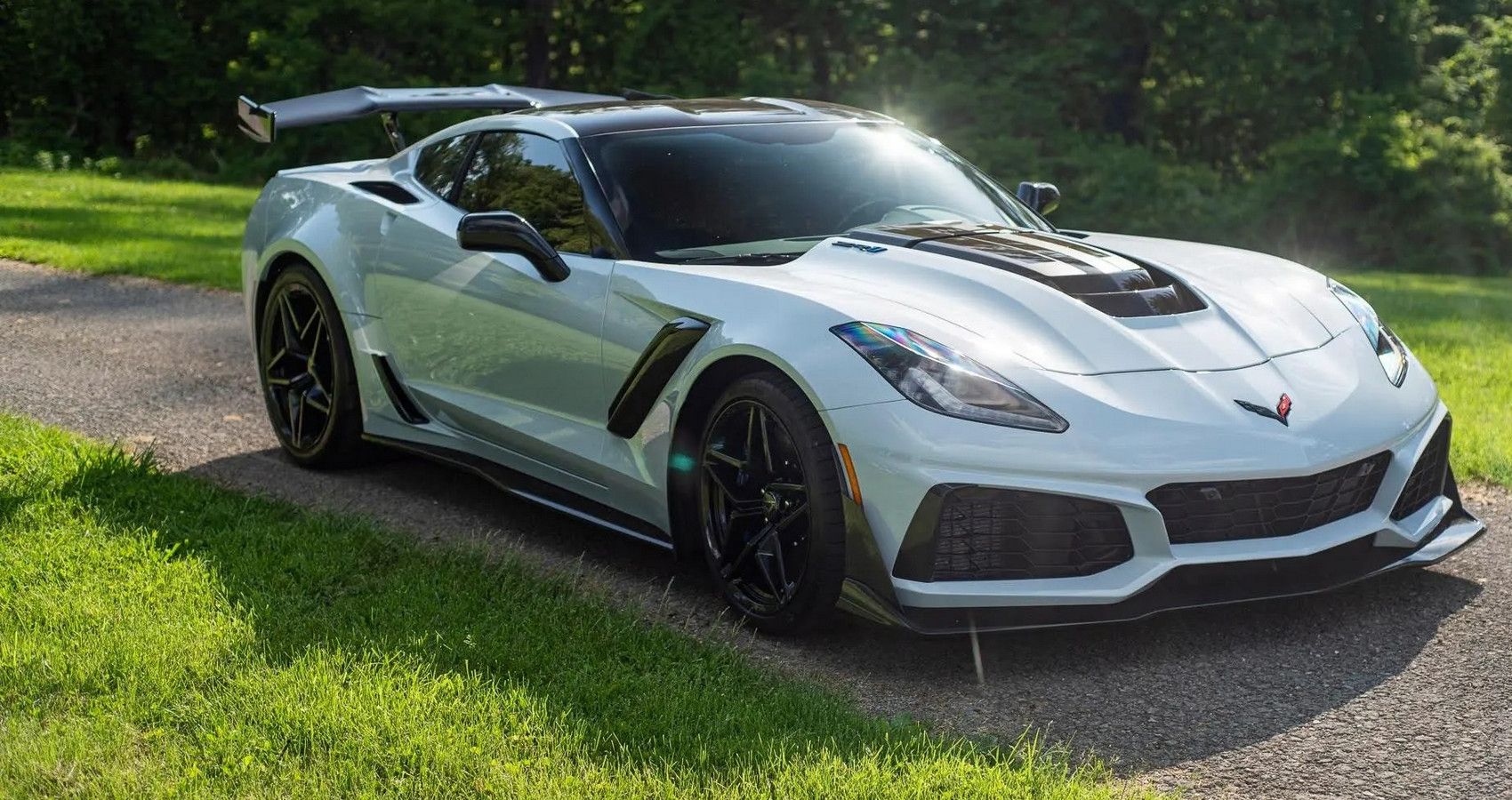 10 American Cars That Were Built To Handle Some Seriously Curvy Roads