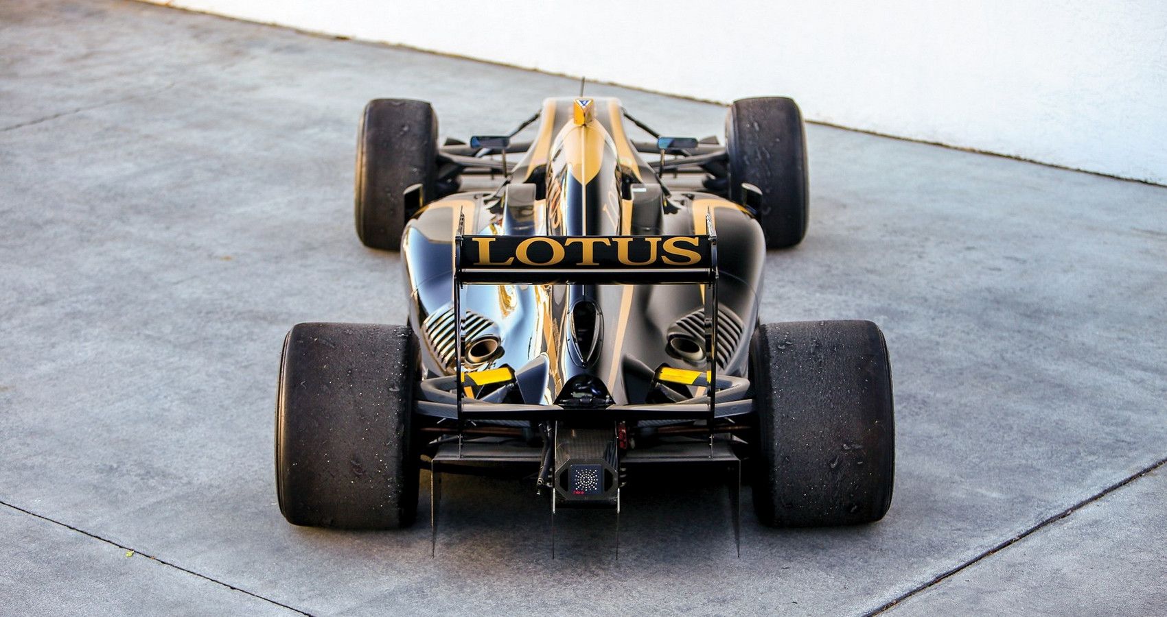 10 Fast Cars You Have To Be A Pro Driver To Handle