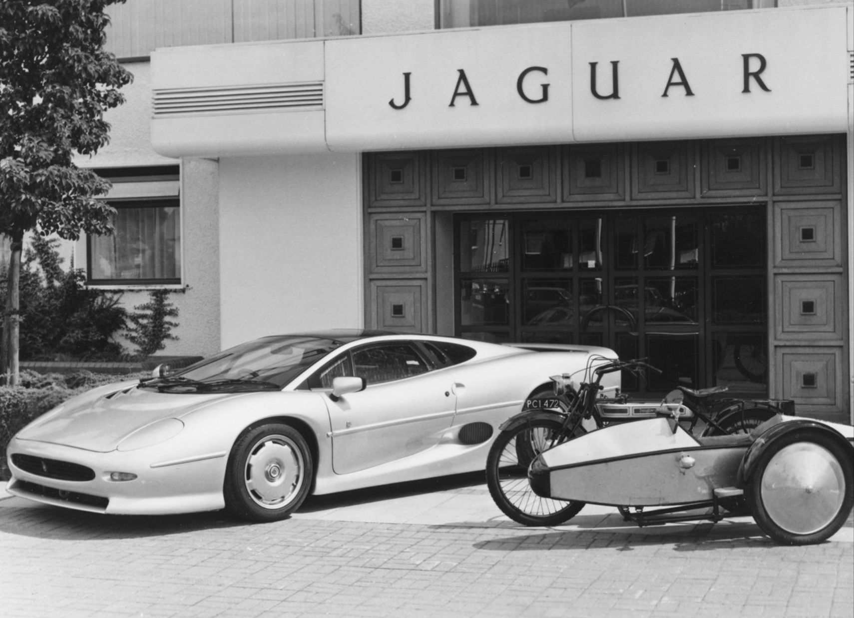 Why Jaguar Should Restomod The XJ220 Supercar Today