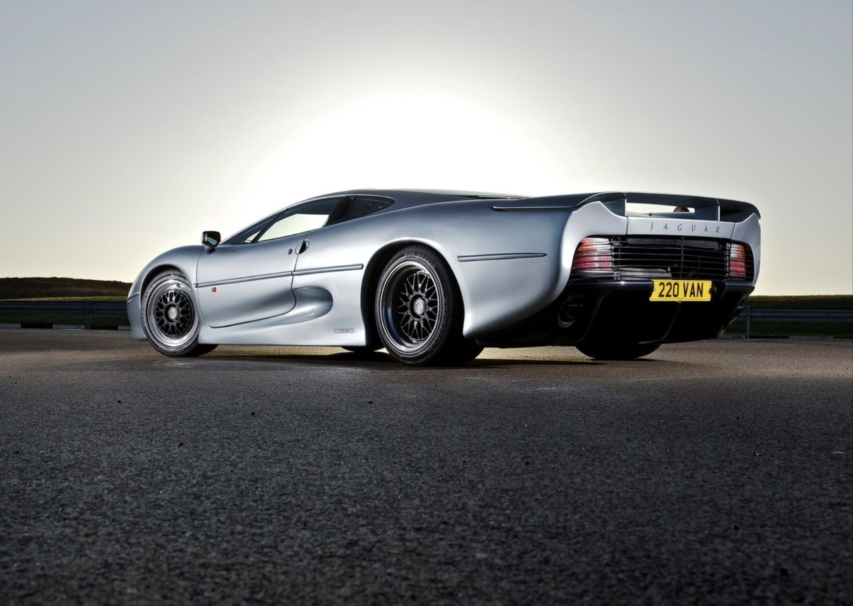 Why Jaguar Should Restomod The XJ220 Supercar Today